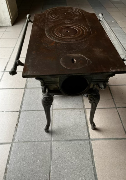 Ancien piano de cuisson en fonte